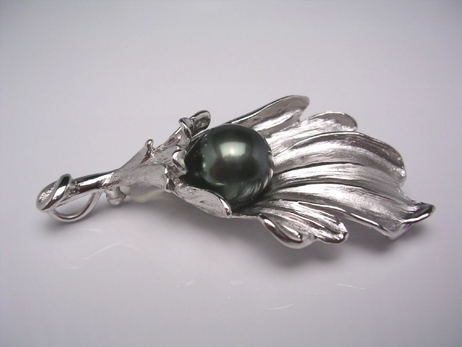 商品の種類ブローチ真珠の種類黒蝶真珠真珠のサイズ10.0mm真珠の形状ドロップ真珠の色グリーン真珠の巻きA真珠のテリA真珠のキズA（可視部分）金具の材質 シルバー 全体の大きさ5.5×2.8cm総重量13.8g保証書付商品説明　美しくボリュ...