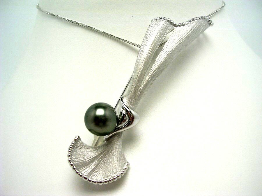 商品の種類ブローチ真珠の種類黒蝶真珠真珠のサイズ11.0mm真珠の形状セミラウンド真珠の色ミドルグリーン真珠の巻きA真珠のテリA真珠のキズほぼA金具の材質 シルバー 全体の大きさ8×2cm総重量10.6g保証書付商品説明　大変美しいミドルグ...