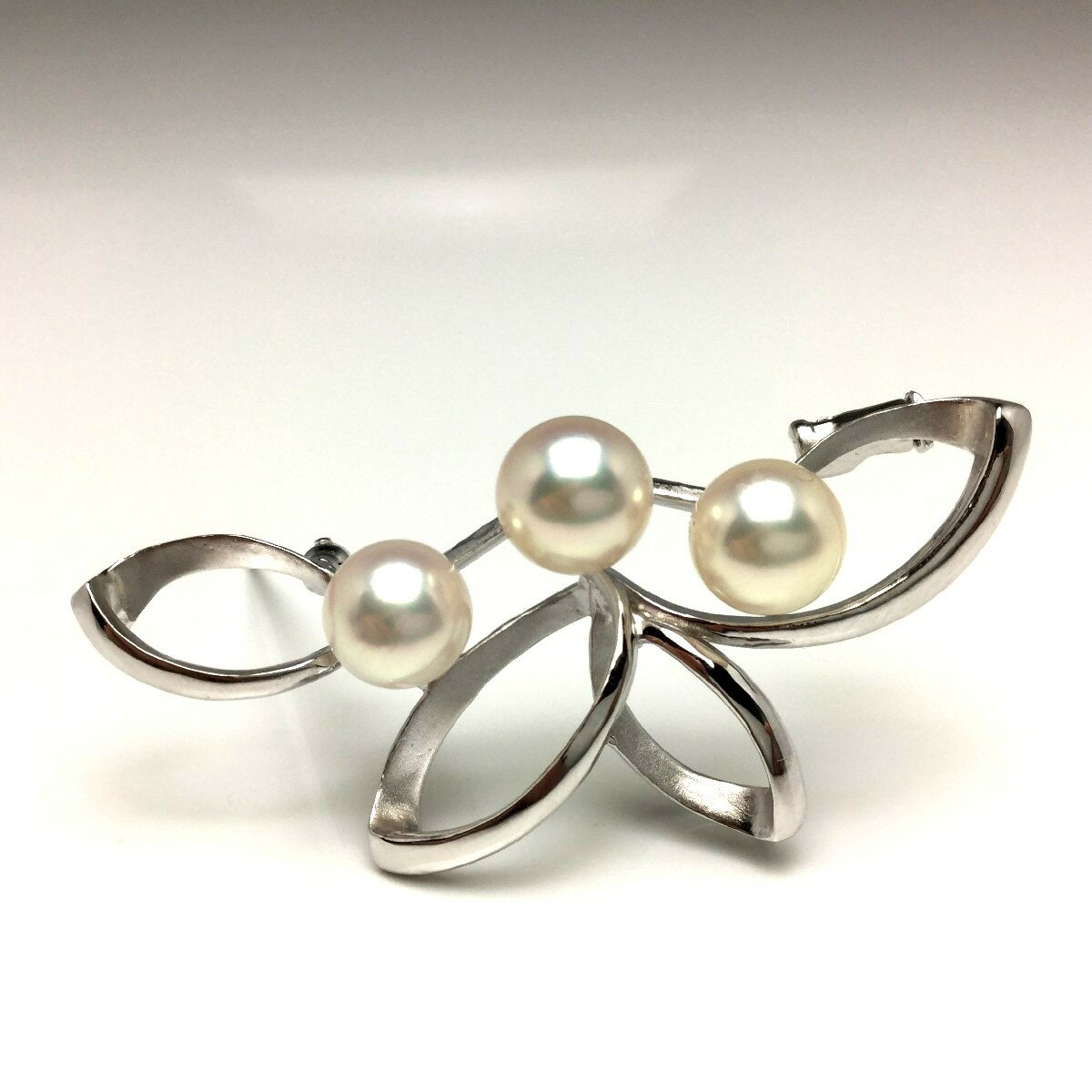 商品の種類ブローチ真珠の種類アコヤ真珠真珠のサイズ7.0-7.5mm真珠の形状ラウンド真珠の色ホワイトピンク真珠の巻きA真珠のテリA真珠のキズA（可視部分）金具の材質 シルバー 全体の大きさ4.5×2cm総重量5.9g保証書付商品説明　大変...
