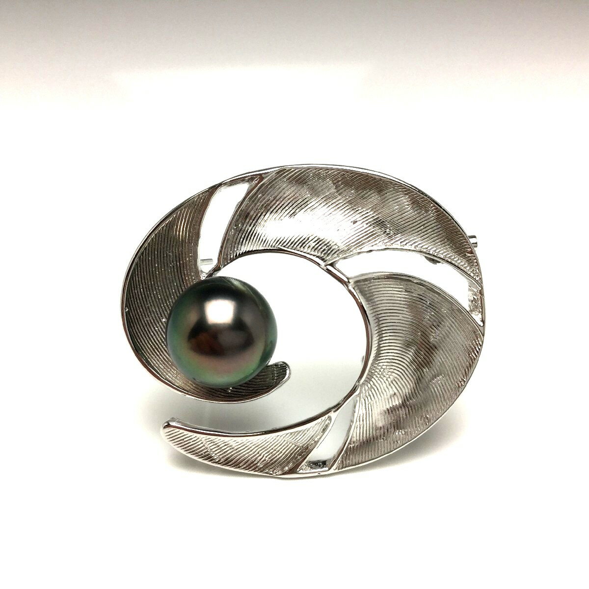 商品の種類ブローチ真珠の種類黒蝶真珠真珠のサイズ9.9mm真珠の形状ラウンド真珠の色ピーコックグリーン真珠の巻きA真珠のテリA真珠のキズA金具の材質 シルバー 全体の大きさ3.5×3cm総重量7.8g保証書付商品説明　大変美しい黒蝶真珠のブ...