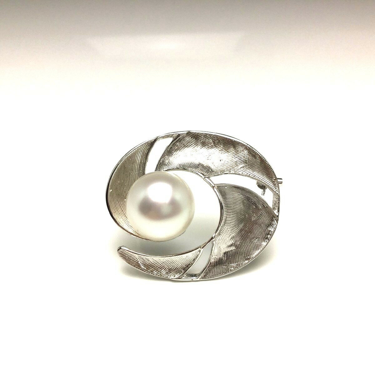 商品の種類ブローチ真珠の種類白蝶真珠真珠のサイズ13.3mm真珠の形状セミラウンド－ボタン真珠の色ホワイト 真珠の巻きA真珠のテリA真珠のキズ ほぼA（可視部分）金具の材質 シルバー 全体の大きさ3×3.5cm総重量10.0g保証書付商品説...