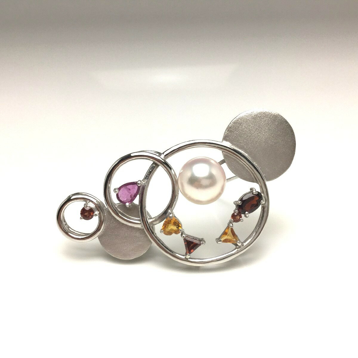 商品の種類ブローチ真珠の種類アコヤ真珠真珠のサイズ10.0mm真珠の形状ラウンド真珠の色ホワイトピンク真珠の巻きA真珠のテリA真珠のキズA金具の材質 シルバー その他天然石ガーネット アメジスト (紫水晶) シトリン (黄水晶)全体の大きさ...