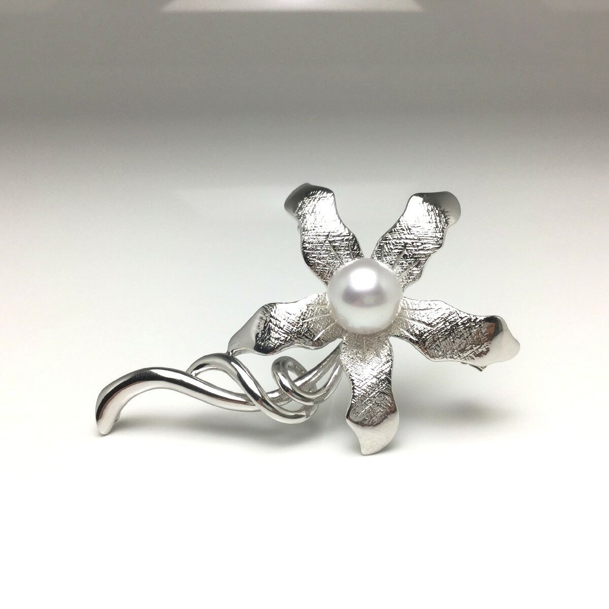 商品の種類ブローチ真珠の種類白蝶真珠真珠のサイズ11.5mm真珠の形状ほぼラウンド真珠の色ホワイト真珠の巻きA真珠のテリA真珠のキズ底部に微細キズ金具の材質 シルバー 全体の大きさ5×7cm総重量15.2g保証書付商品説明　大変美しい白蝶真...