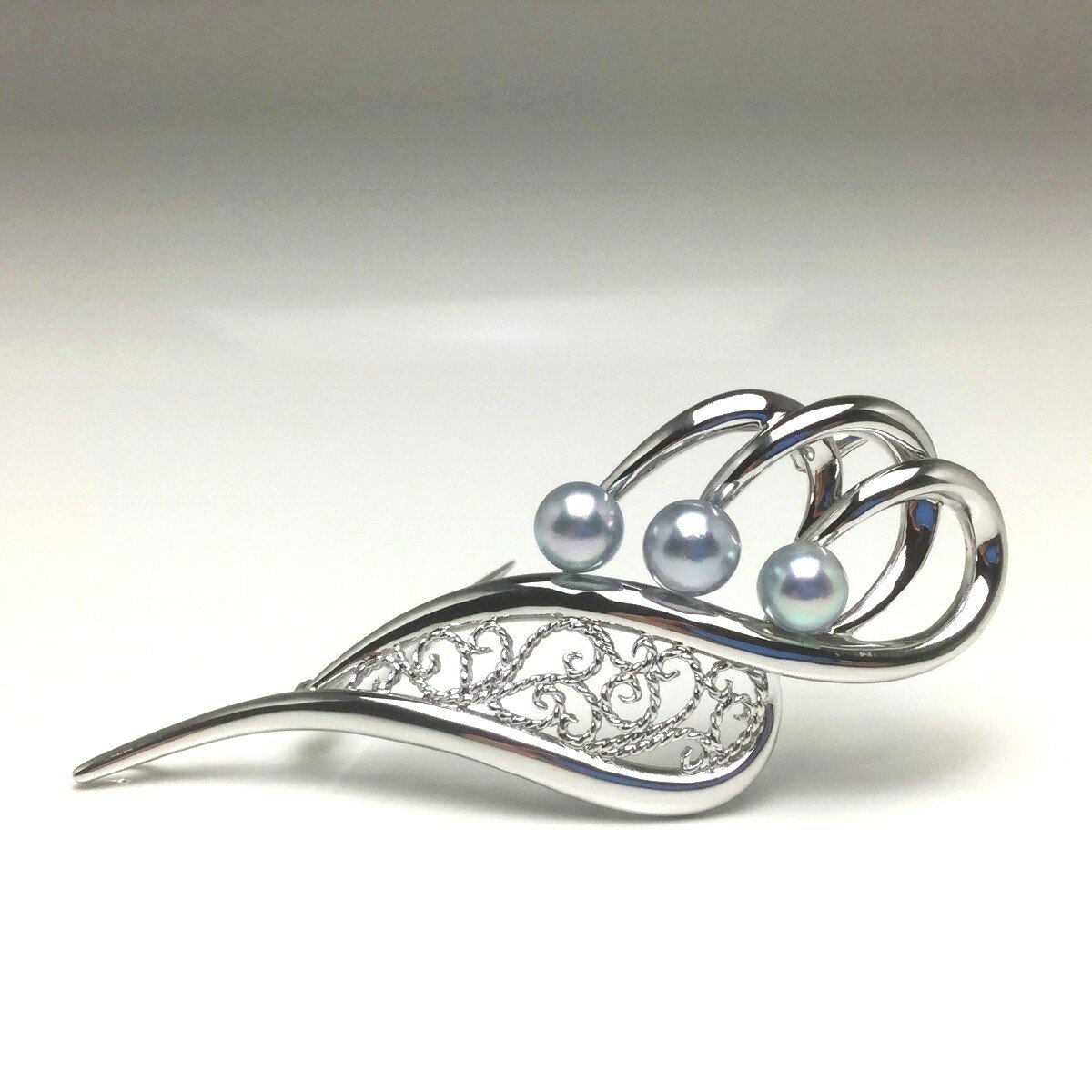 商品の種類ブローチ真珠の種類アコヤ真珠真珠のサイズ6.0-6.5mm真珠の形状ドロップ真珠の色シルバーブルー真珠の巻きA真珠のテリA真珠のキズほぼA（可視部分）金具の材質 シルバー 全体の大きさ6.7×3cm総重量8.45g保証書付商品説明...