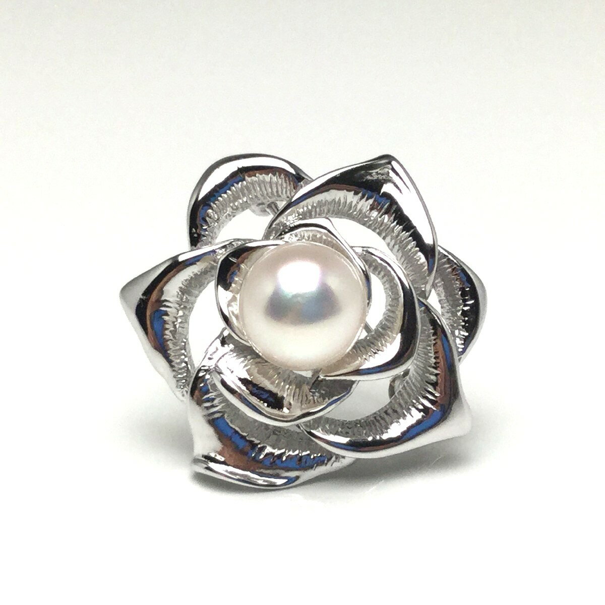 商品の種類ブローチ真珠の種類アコヤ真珠真珠のサイズ8.85mm真珠の形状セミラウンド真珠の色ホワイトピンク真珠の巻きA真珠のテリA真珠のキズA金具の材質 シルバー 全体の大きさ2.7×2.7cm総重量6.24g保証書付商品説明　大変美しいブ...