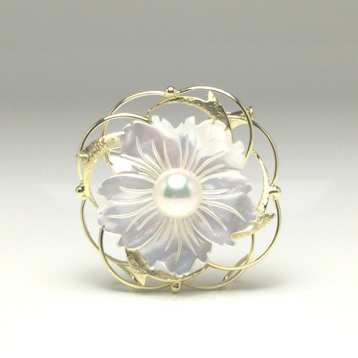 商品の種類ブローチ真珠の種類アコヤ真珠真珠のサイズ9.1mm真珠の形状ラウンド真珠の色ホワイトピンク真珠の巻きA真珠のテリA真珠のキズA金具の材質 シルバー その他天然石シェル 全体の大きさ4×4cm総重量10.25g保証書付商品説明　大変...