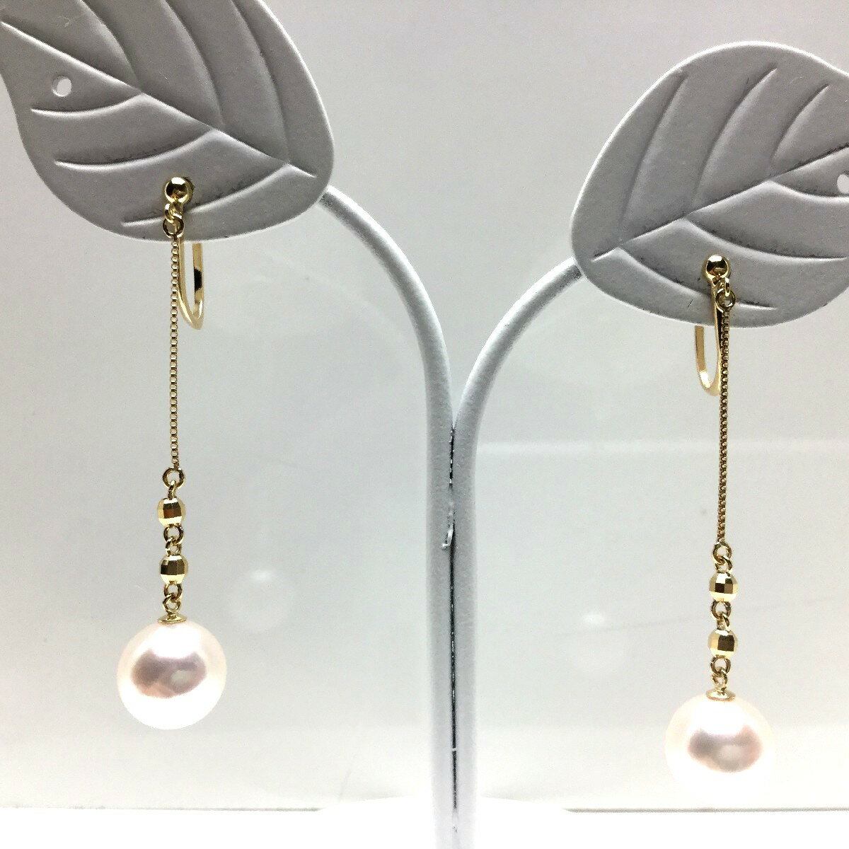 商品の種類イヤリング真珠の種類アコヤ真珠真珠のサイズ7.4mm真珠の形状ラウンド真珠の色ホワイトピンク真珠の巻きA真珠のテリA真珠のキズA金具の材質K18 イエローゴールド 総重量2.2g保証書付商品説明　大変美しいイヤリングです。枠からチ...