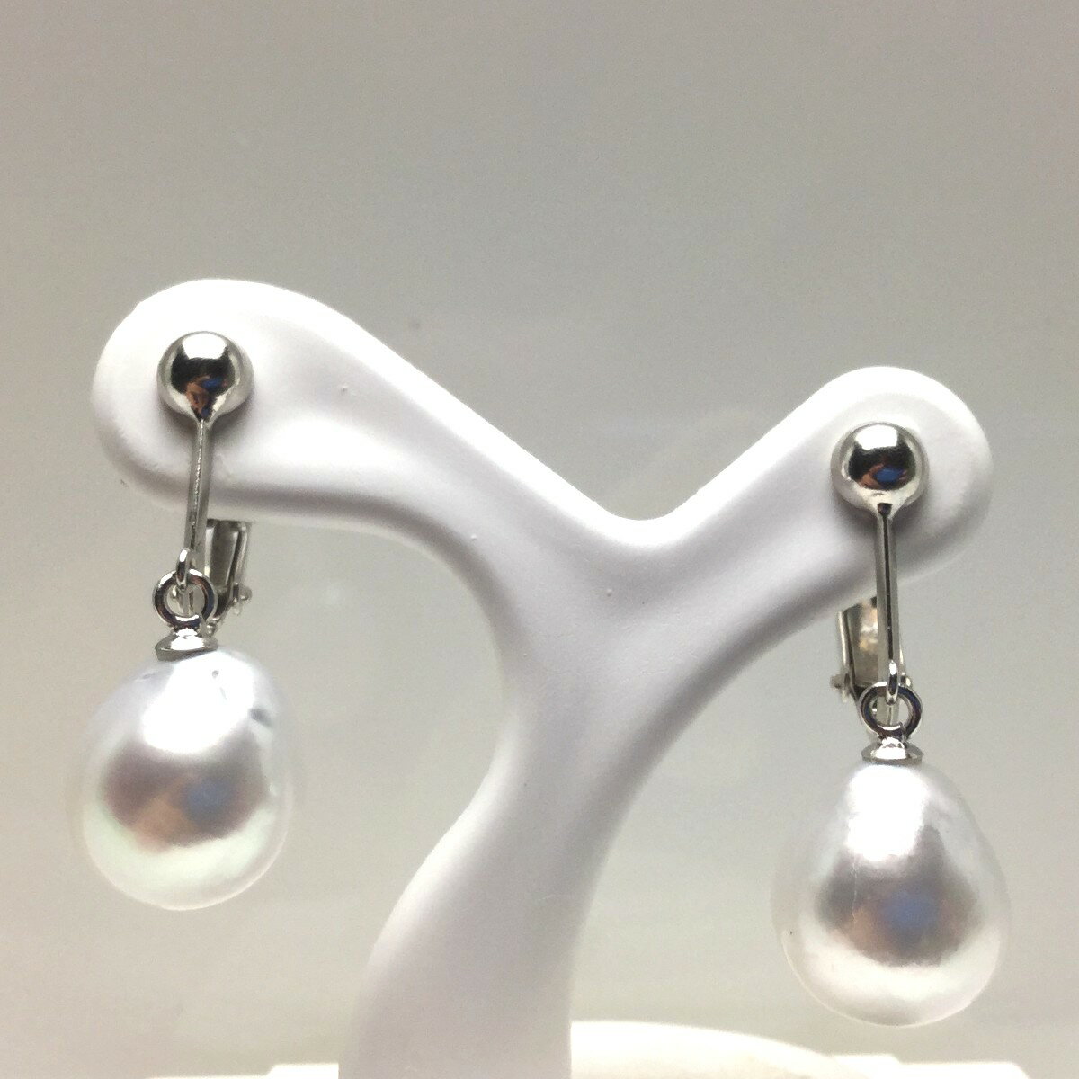 商品の種類イヤリング真珠の種類白蝶真珠真珠のサイズ9.5mm真珠の形状セミバロック真珠の色ホワイトシルバーブルー真珠の巻きA真珠のテリA真珠のキズセミバロックの形より金具の材質 シルバー 総重量3.9g保証書付商品説明　大変美しいイヤリング...