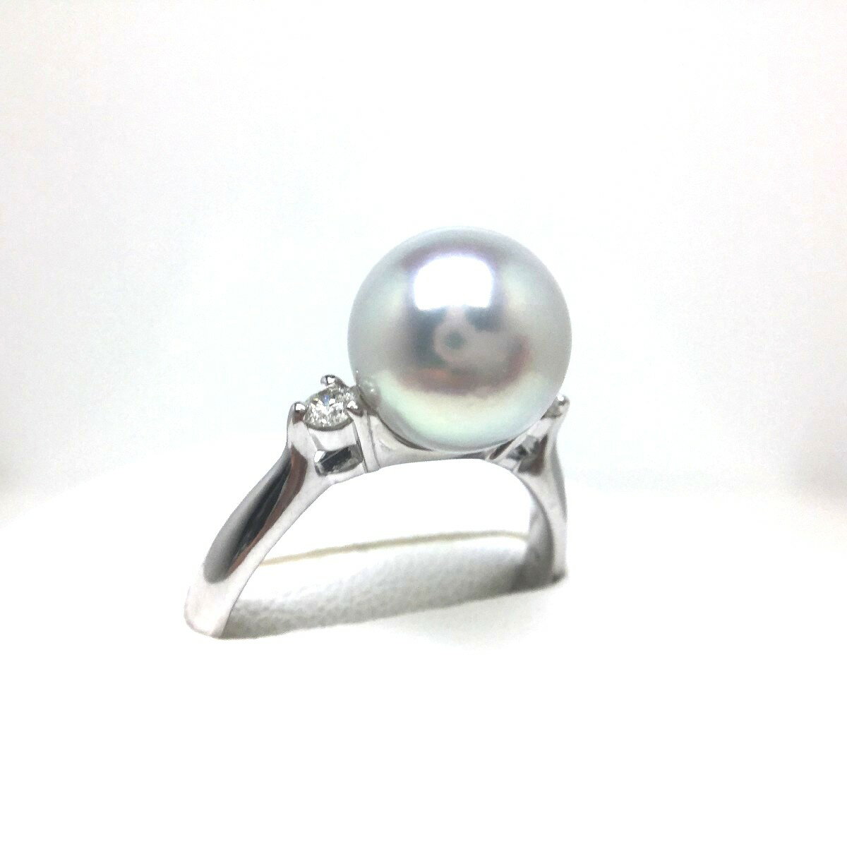 鑑別の種類オーロラ・真多麻　SS-041680真珠科学研究所商品の種類リング真珠の種類アコヤ真珠真珠のサイズ9.2mm真珠の形状ラウンド　1 ラウンド系真珠の色ホワイトシルバーブルー（ナチュラル）真珠の巻きA　0.7mm　真珠のテリA　1 ...