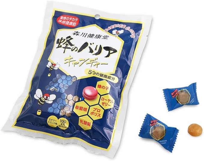 商品紹介 セールスポイント 蜂の子、ローヤルゼリー、プロポリス 3 種類の蜜蜂由来原料に加え、板藍根、乳酸菌、ビタミン C、ビタミン D を配合。 お召し上がり方・保存上の注意 ・エナジードリンク風味 ・独特のピリピリと感じる風味はプロポリ...