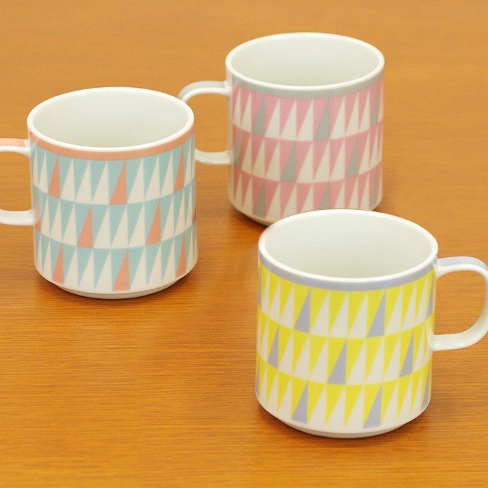 【マグカップ】トリアングル 北欧デザインの新しい風を感じる、シンプルでモダンなシリーズ、スカンジナビアン・ソフト・モダン・コレクション。 こちらは三角形を規則的に配置した幾何学模様のモダンなデザインです。 温かみのある優しい色合いは他の食器...