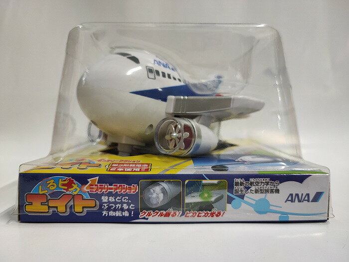 飛行機のスイッチをONにするとライトを点滅させながらエンジンを回転させて走ります。 走行中に壁や障害物等にぶつかると自動的に方向転換をします。 ※カタカタカタと音がしますが前輪とエンジンが回転している音ですのでご了承ください。 使用電池 単...