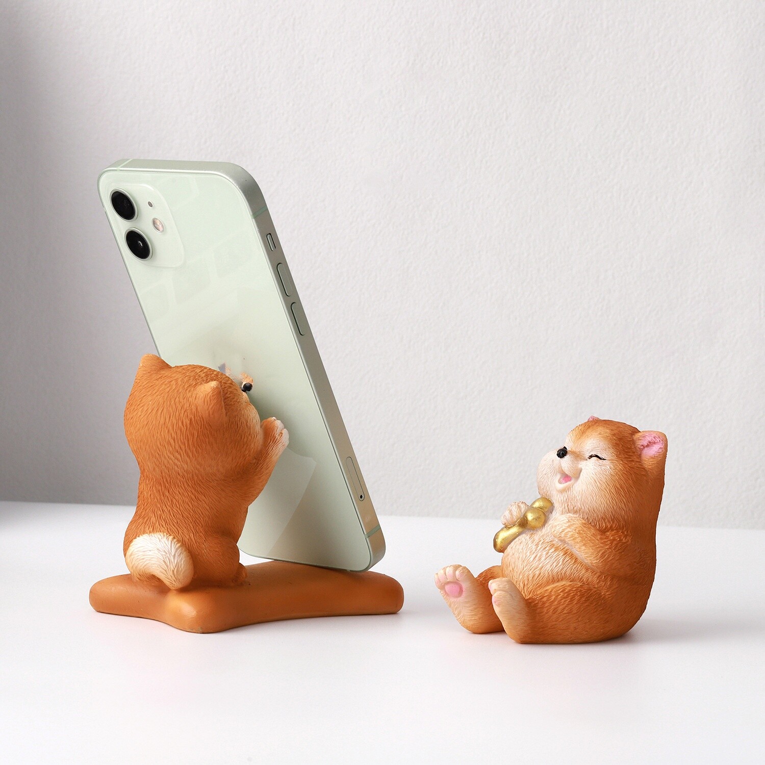 癒しの笑顔♡ かわいい柴犬スマホスタンド デスクやお部屋に置くだけでほっこり癒される、柴犬モチーフのスマホスタンド。 手作りならではの温かみがあり、表情豊かなデザインが魅力。 スマホスタンドとしてはもちろん、インテリアオブジェとしてもおすす...