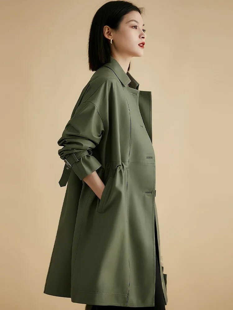 レディース フェイクレザー トレンチコート グリーン M/L/XLサイズ 秋冬にぴったりのフェイクレザートレンチコート。シンプルかつ上品なデザインで、軽量ながら防風性も抜群です。ウエスト部分に調整可能なドローストリングが施され、シルエットの...