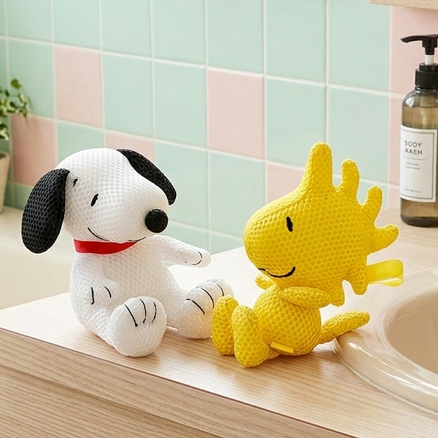 spec ●世界中で大人気の「PEANUTS」から、スヌーピーとウッドストックのバスぐるみが登場！ ●ボディスポンジとしても洗いやすく、乾きやすいメッシュ素材。 ●錆びないプラ製の鈴が入っているので、身体を洗う度に軽やかな鈴音が鳴りお子様に...
