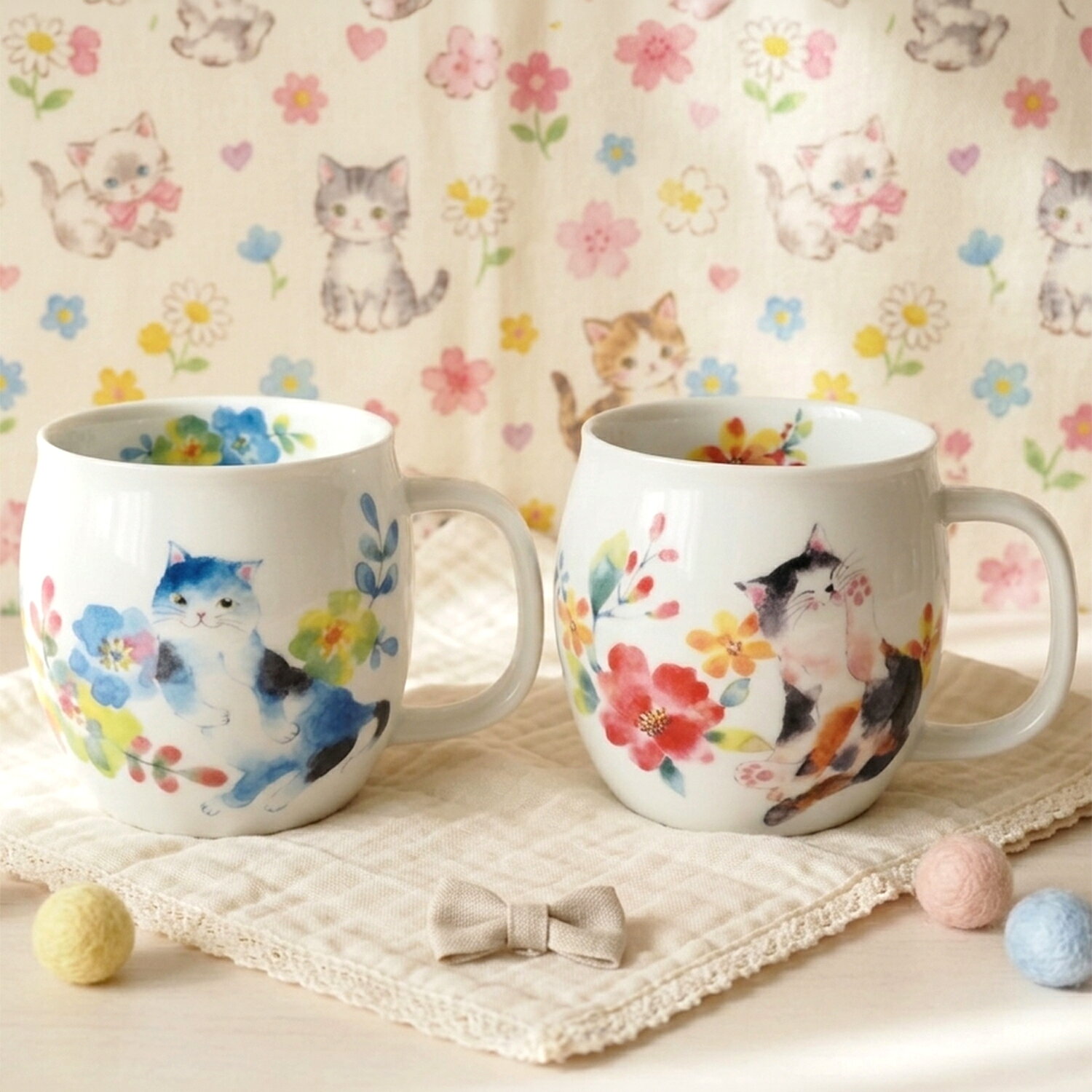 spec ●水彩画のような繊細なタッチで描かれた、愛らしい子猫と色鮮やかなお花たち。 ●情熱的で愛嬌のある「ポーチュラカ（レッド）」と、どこか幻想的で上品な「アネモネ（ブルー）」の2種類をセットにした、特別なペアマグカップです。 ●コロンと...