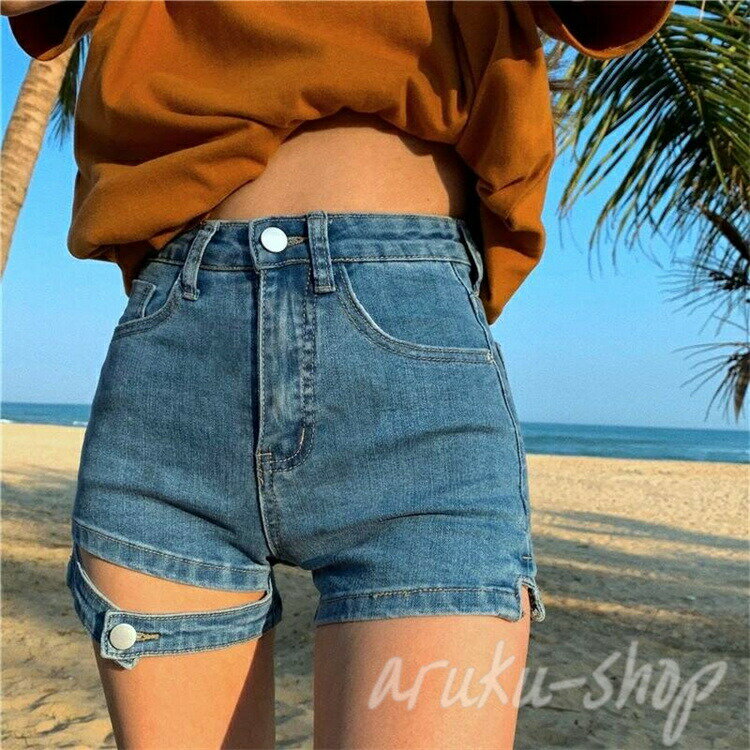夏の王道アイテム！タイトなデニムショートパンツ?右裾のレッグホルスターのような飾りがセクシーなアクセント様々なコーデでラフに着こなせそうな、おすすめの一着です＾＾カラーブルー、ブラックサイズsウエスト：60cmパンツ丈：27cmmウエスト：...