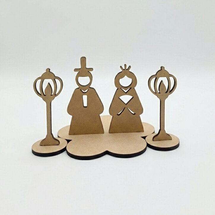 飾りすぎない、木のひな飾り。 シンプルなデザインだから、玄関・リビング・カウンターなど どんな場所にもすっと馴染みます。 ■ コンパクトサイズ 正面に並べた横幅：約16cm／高さ：約10cm 省スペースでも飾りやすく、季節のインテリアとして...