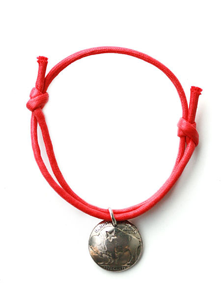 Description 全10色の中から、お好みのカラーを選べる、インディアン・コードブレスレット。1920年~40年代のアメリカのオールドコインが、腕元で心地よく揺れます。一本でも重ね着けでもオススメ。フリーサイズでサイズ調節が可能ですの...