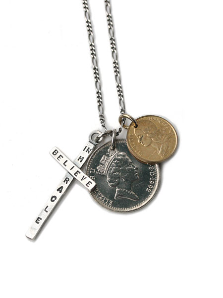 Description ビリーブインミラクルの"2 COIN CROSS"です。 銀と金に輝く大きさの異なるコイン、そしてブランド名が刻まれたクロスを重ねたネックレス。 ジャラリとしたボリューム感はコーディネイトをグッと引き締めてくれます。...