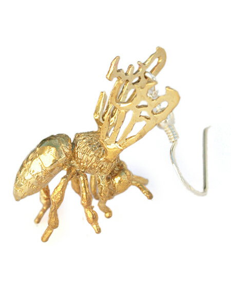 Description 僕は歩いていた。 綺麗に光るミツバチが飛んでいた。忙しそうだった。 僕はミツバチに聞いてみた。 「ブンブンいいながらなにをしてるの、忙がしそうだけど?」 ミツバチは答えた 「蜜をあつめているの。こう見えても働いている...