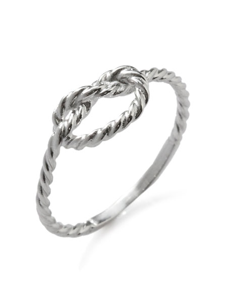 Description 結び合わされたロープをモチーフとし作製された、KIEL JAMES PATRICK / キール・ジェイムス・パトリックの細身のリング。 ほどけることのないロープには、"永遠の繋がり"をイメージしたロマンティックな作品...