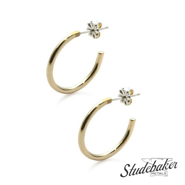 Description STUDEBAKER METALS / スチュードベーカーメタルより、ベストセラーアイテムの『Champion Cuff』が美しい輝きをはなつポリッシュ仕上げのピアスとして待望のリリース。 丁寧に磨き上げ素材の美しさ...