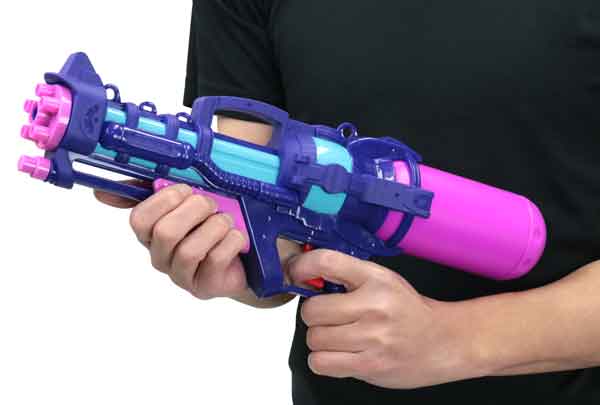 　　☆☆☆ 商品詳細 ☆☆☆ ●商品サイズ／全長約380mm ●パッケージサイズ／230×460×70mm　200g ●タンク容量／約350cc ●最大飛距離／約6m ※対象年齢6才以上 ※圧縮式