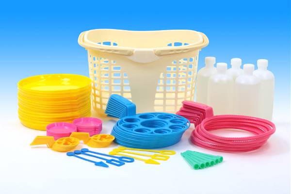 　　☆☆☆ 商品詳細 ☆☆☆ ●パッケージサイズ／325×310×400mm ●内容／整理籠×1・ビッグシャボン玉専用液(500ml)×5本・吹き口ストロー×6・吹き口丸型×2・吹き口三角型×2・吹き口四角型×2・ビッグシャボン玉用受け皿×...