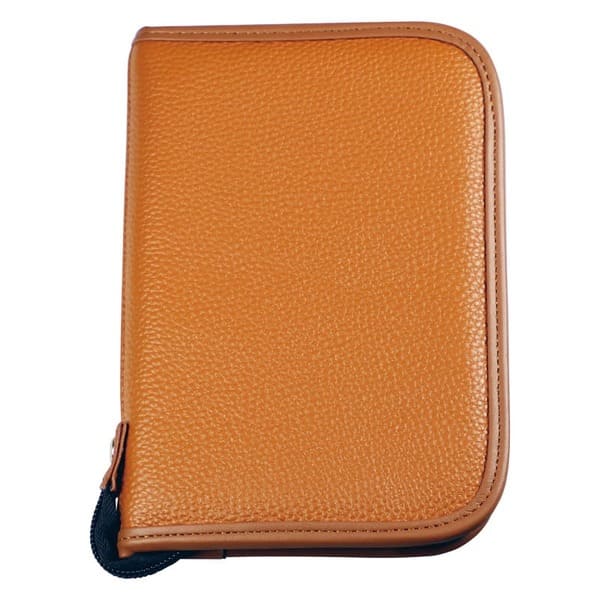 　　☆☆☆ 商品詳細 ☆☆☆ ●化粧箱入／約200×150×30mm ●材質／牛革・ポリエステル・合成皮革 ●内容／本体（約30×130×190mm）×1（・ファスナー開閉式・カード入×12・オープンポケット×5・メッシュファスナーポケット...