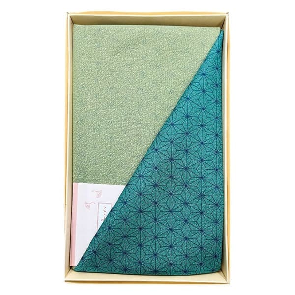 　　☆☆☆ 商品詳細 ☆☆☆ ●化粧箱入／約210×130×20mm ●材質／ポリエステル100% ●内容／小ふろしき（約500×480mm）×1 ●重量／約85g ●原産国／日本製 ※物を包んだ時に、結び目から裏の色柄が見えるのが特徴の両...