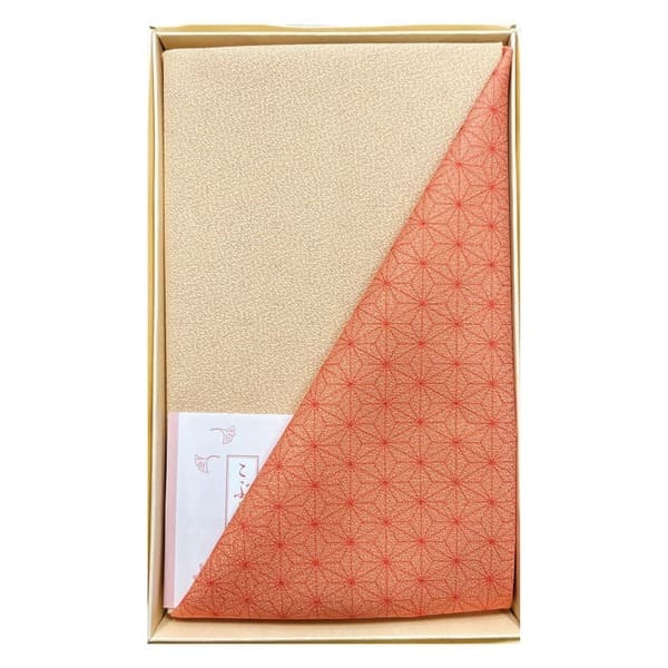 　　☆☆☆ 商品詳細 ☆☆☆ ●化粧箱入／約210×130×20mm ●材質／ポリエステル100% ●内容／小ふろしき（約500×480mm）×1 ●重量／約85g ●原産国／日本製 ※物を包んだ時に、結び目から裏の色柄が見えるのが特徴の両...