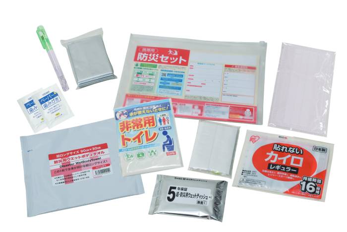 商品詳細 商品サイズ ソフトバッグ：289×216 重さ 340g 材質 ソフトバッグ：塩ビ 内容 防寒シート、防災用ウエットティッシュ、防災用ウエットボディタオル、カイロ、マスク、非常用トイレ、ポケットティッ防寒シート、防災用ウエットティ...