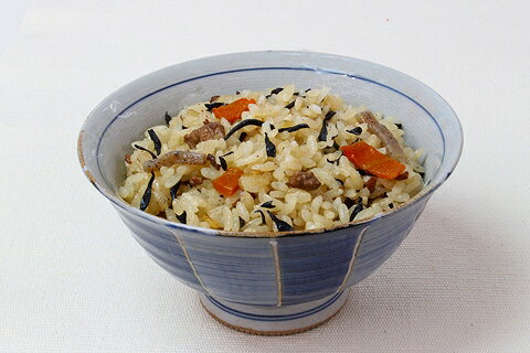 【送料無料】でお得なまとめ買いをご希望される方はこちらたっぷりのひじきと、にんじん、鶏肉、こんにゃく、油揚げを使用した炊き込みごはんの素です。 ●内容量：1kg 原材料 芽ひじき、にんじん、しょうゆ、鰹風味調味料(たん白加水分解物、鰹節エキ...