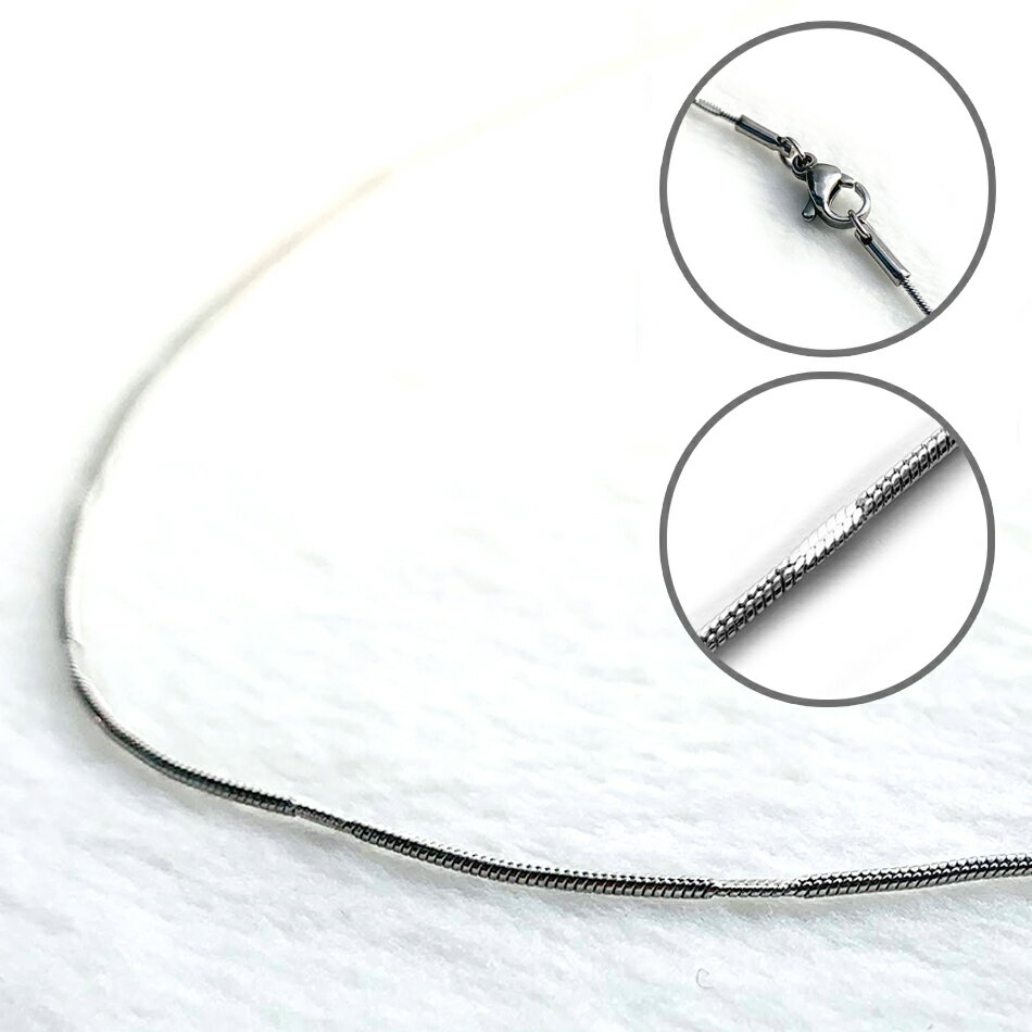 スネークチェーンの一部をプレスしてアレンジしたステンレス製のチェーン。 ペンダントトップを付けずにもチェーンだけでスタイリッシュに魅せてくれます。 メンズ・レディスかかわらずフィットする太さのチェーンを毎日のお供に。 素材：ステンレス サイ...