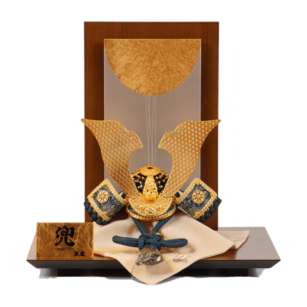 【製作】翠鳳 【規格】8号 【仕様】金小札青緑中ベージュ糸威、純金渡金鍬形、龍村織吹き返し、鉄打ち合わせ鉢 【装飾】木目飾り台、アルミ板付衝立(照明付)、弓太刀 【寸法】幅36×奥行28×高さ36(cm) ※手作り品につき仕様が変更になる場...