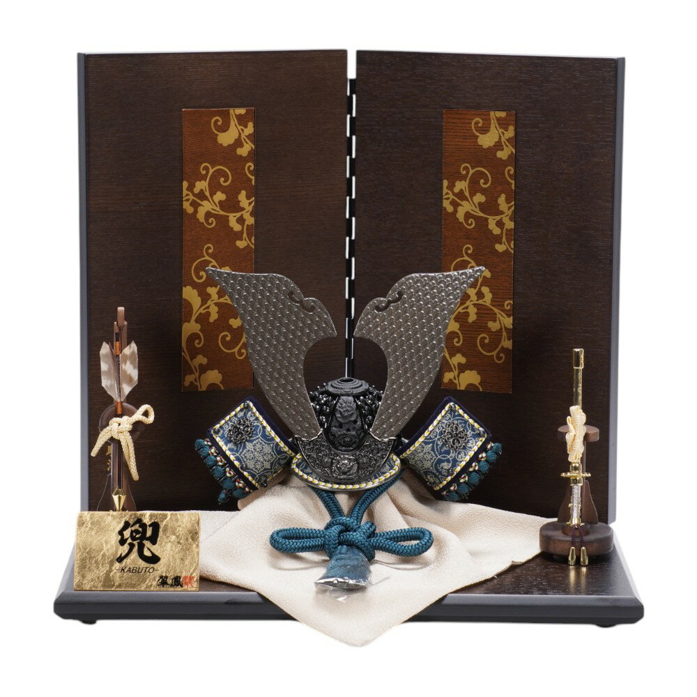 【製作】翠鳳 【規格】8号 【仕様】黒小札青緑中ベージュ糸威、純金渡金鍬形、龍村織吹き返し、鉄打ち合わせ鉢 【装飾】飾り台、屏風、弓太刀 【寸法】幅38×奥行33×高さ35(cm) ※手作り品につき仕様が変更になる場合がございます。予めご了...