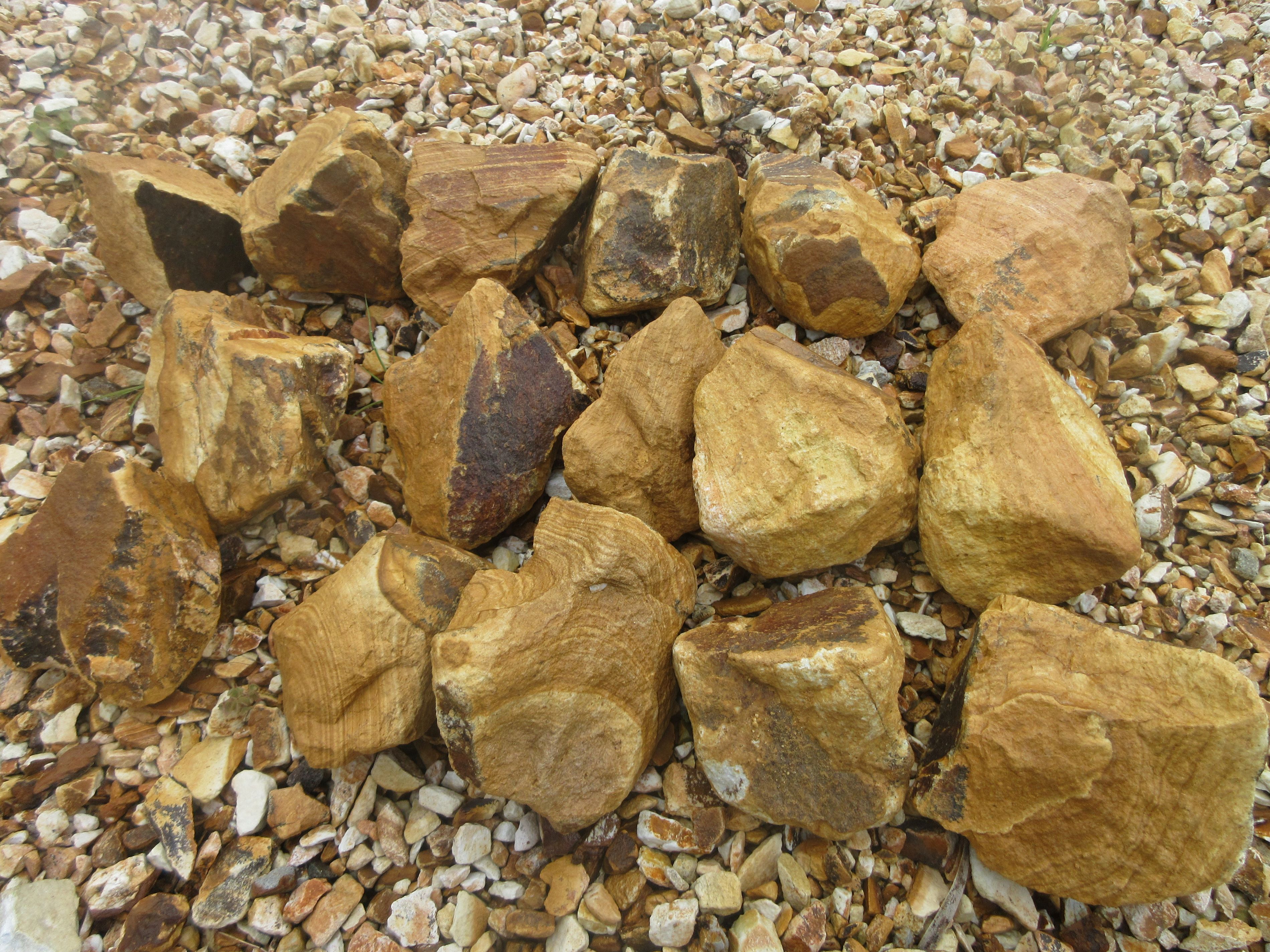 商品情報蛍里石　けいりせき100-200ミリサイズ20キロ庭石マーブルストーン　蛍里石　けいりせき　サイズ100-200ミリ　約20キロ　ロックガーデン　外構　庭　陶石　庭石 自然豊かな蛍の里からうまれた天然石　マーブルストーン　蛍里石 〜...