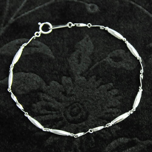 地金素材 プラチナ850 総重量 2.46g 留め金具 引き輪 寸法 長さ 18cm チェーンの長円の横幅 2.5mm すぐに取り寄せOK♪ お取り寄せ商品 こちらはお取り寄せ商品です。 お客様のご注文により、取り寄せます。 取り寄せの日数...