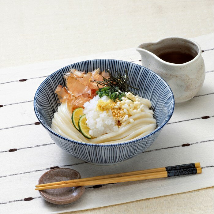 讃岐の定番メニュー「ぶっかけうどん」のセットです。うどん本来の風味が味わえる保存料不使用の半生うどんと、かつお節、すだち果汁、きざみのり、天かすのセット。保存料不使用,賞味期限1か月厳選した小麦粉を使用し、保存料不使用でつくりました。 うど...