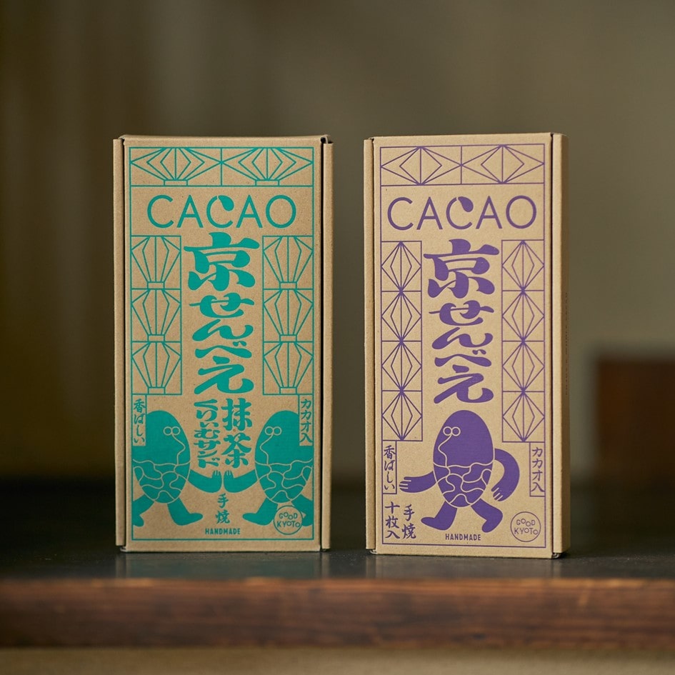 カカオ香る京せんべえの食べ比べセットプチプチ食感のカカオハスク（カカオ豆の皮）と芳醇なカカオパウダーを練りこんだ、パリッと香ばしい京煎餅。ミネラル豊富な古代小麦をベースに、やさしい甘さのてんさい糖などを加え、100年以上受け継がれる伝統製法...