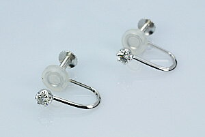 ＜定番イヤリング＞ 上質なダイヤモンドの輝きが、プラチナの気品ある艶めきとマッチして、 気品と優雅な雰囲気をかもし出します。 美人な横顔を作る、最愛のダイヤモンドイヤリングです。 材　質 プラチナ(pt900) 石 天然ダイヤモンド 2石品...