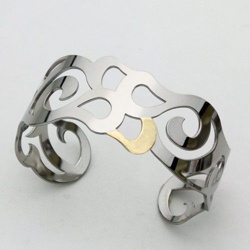 商品説明 緊急値下げ・数量限定送料無料・消費税込　　 今、イタリアで大注目のメーカー、Ka-ti 社の商品をご紹介します。 イタリア3大ゴールド生産地の一つ、アレッツォから届いた最新デザインのバングル。 日本での販売は、当店のみとなっており...