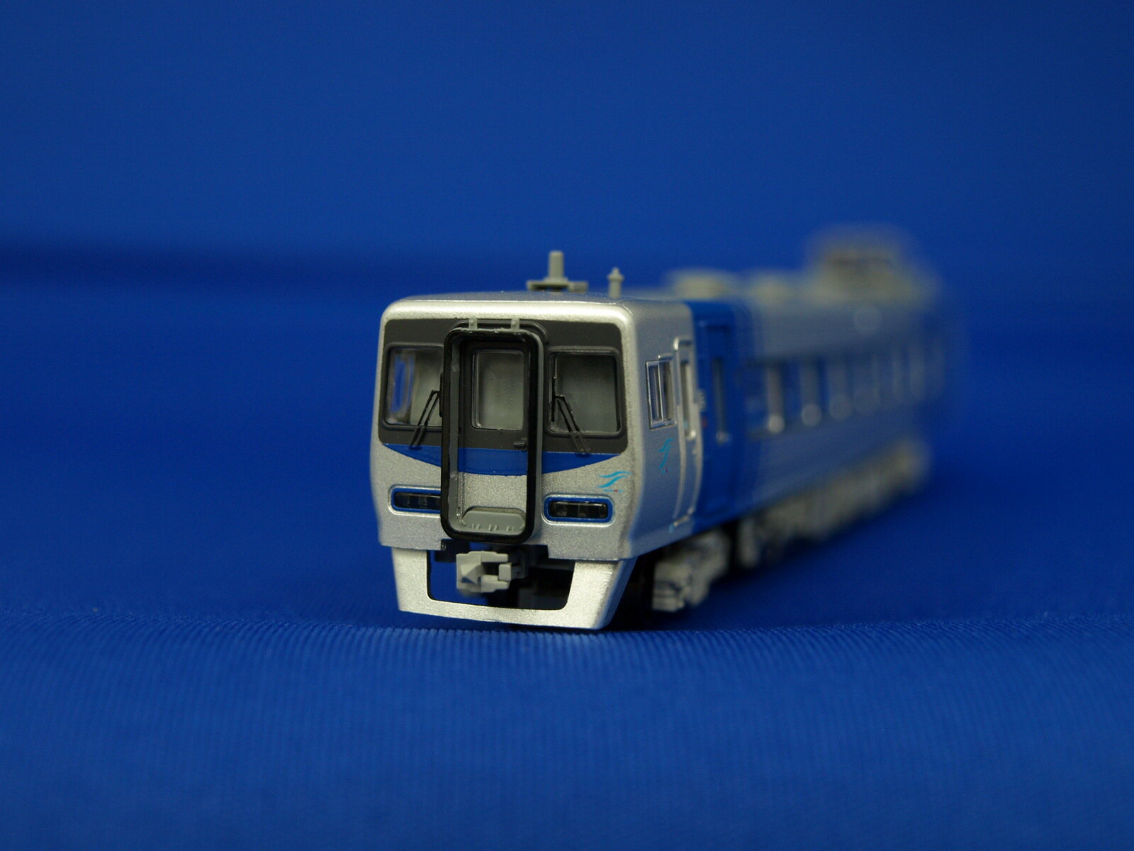 平成4年にJR四国初の特急電車8000系試作車3両が登場しました。2000系気動車の制御付振子装置を基本に設計されています。その後量産車が登場し試作車は量産車に合わせて改造されています。平成5年の新居浜−今治間電化開業ダイヤ改正で特急「しお...