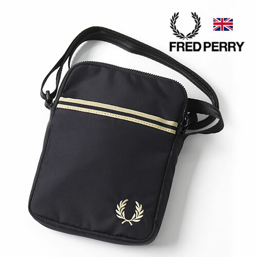 英国を代表するヨーロッパテストなスマートさで グローバルな指示を得る「FREDPERRY」から、 リサイクルナイロン素材を使用したミニショルダーバッグをご紹介。 本体外側にスリップポケット、内側にジップポケットを搭載。 携帯電話やキーケース...
