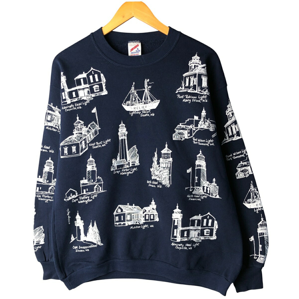 商品詳細 ブランド・Jerzees・ジャージーズ・ 特徴・クルーネック(丸首)・長袖・ヴィンテージ・両面プリント・袖プリント・ モデル/形状・プリントスウェットシャツ トレーナー・ 素材・コットン:50%・ポリエステル:50%・ 色・ネイビ...