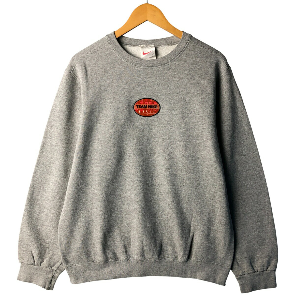 商品詳細 ブランド・NIKE・ナイキ・ 特徴・クルーネック(丸首)・長袖・ヴィンテージ・ モデル/形状・TEAM・ワンポイントロゴスウェットシャツ トレーナー・ 素材・コットン:85%・ポリエステル:15%・ 色・グレー系 灰色・ 柄・無地...