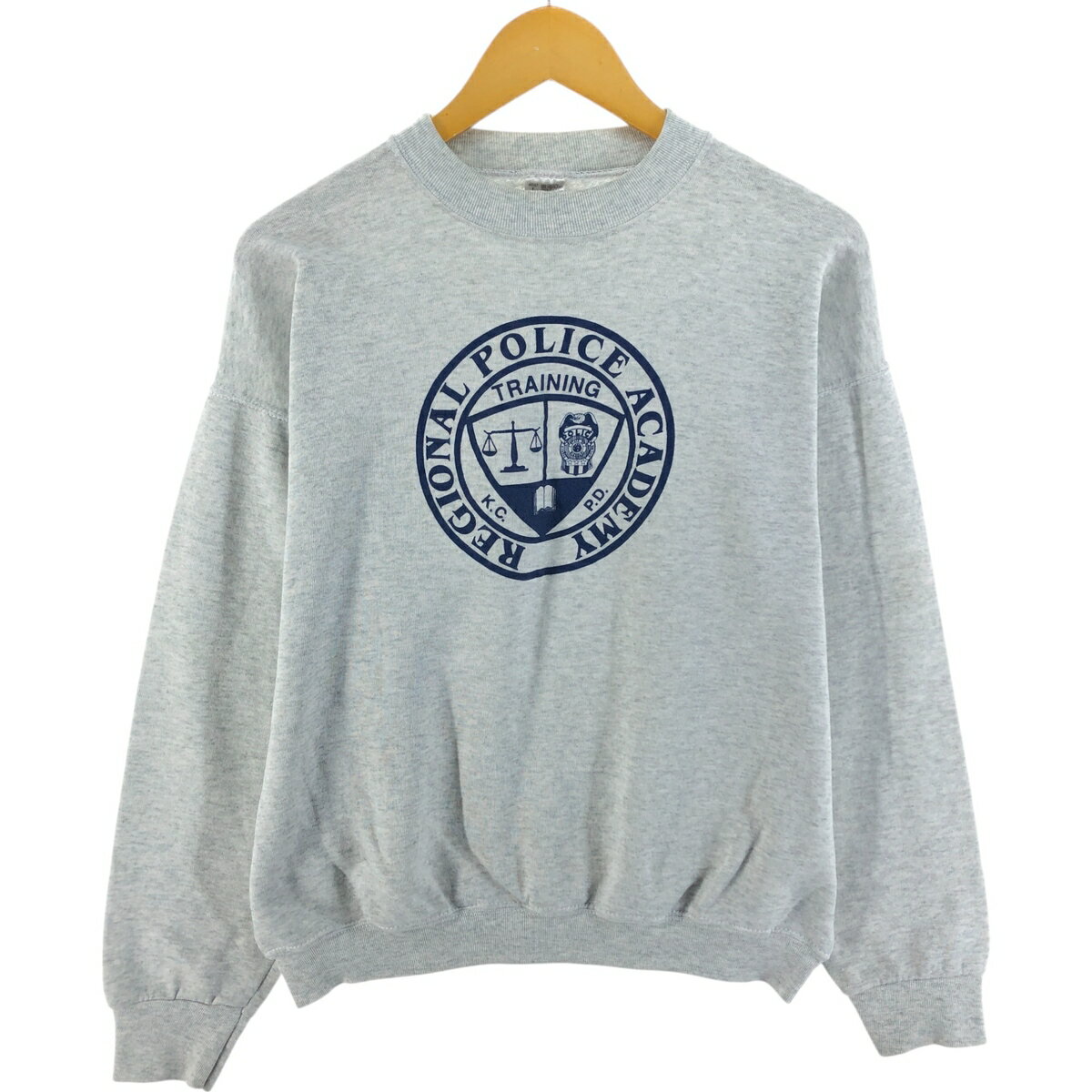 商品詳細 ブランド・FRUIT OF THE LOOM・フルーツオブザルーム・ 特徴・クルーネック(丸首)・長袖・ヴィンテージ・ モデル/形状・REGIONAL POLIS ACADEMY・プリントスウェットシャツ トレーナー・ 素材・コッ...