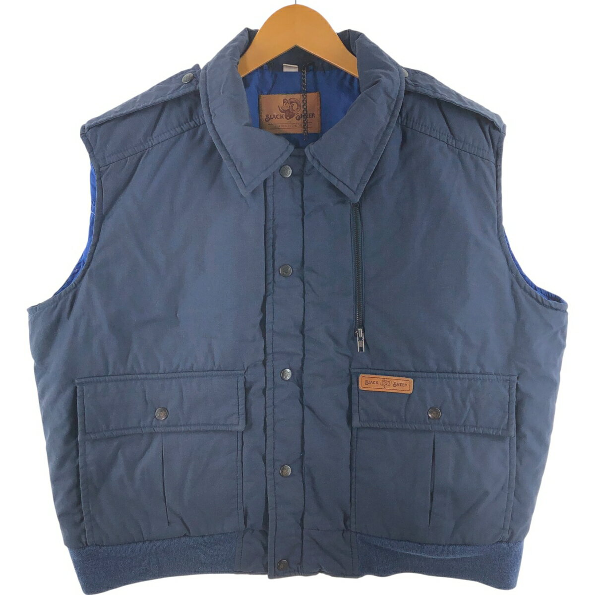 商品詳細 ブランド・BLACK SHEEP・ 特徴・フルジップ・襟付き・ モデル/形状・ダウンベスト・ 素材・不明・ 色・ネイビー系 紺色・ 柄・無地・ワンポイント・ 生産国・台湾製・ 年代 サイズ・表記サイズ:XL・着丈:62.5cm・身...