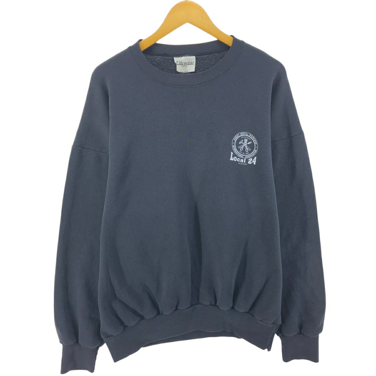 商品詳細 ブランド・LIFEWEAR・ 特徴・クルーネック(丸首)・長袖・ヴィンテージ・バックプリント・ モデル/形状・アドバタイジング スウェットシャツ トレーナー・ 素材・ポリエステル:50%・コットン:50%・ 色・ブラック系 黒色・...